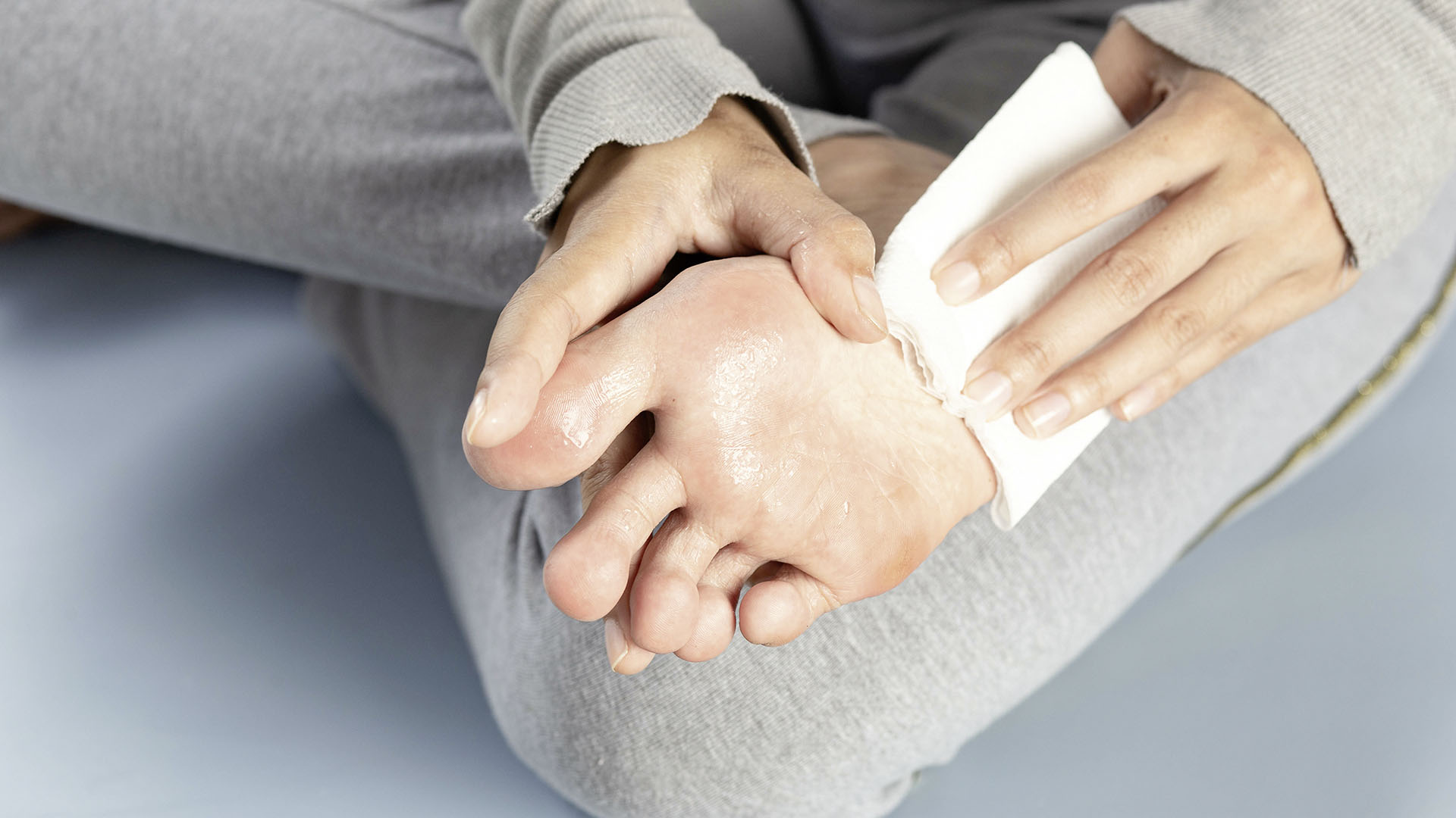 Hyperhidrose: Wenn Schwitzen krankhaft wird - Podologie